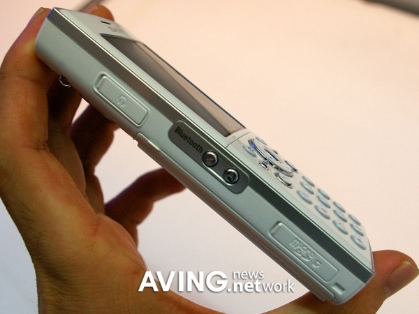 스카이의 바타입 쥬크박스폰 'IM-U130'