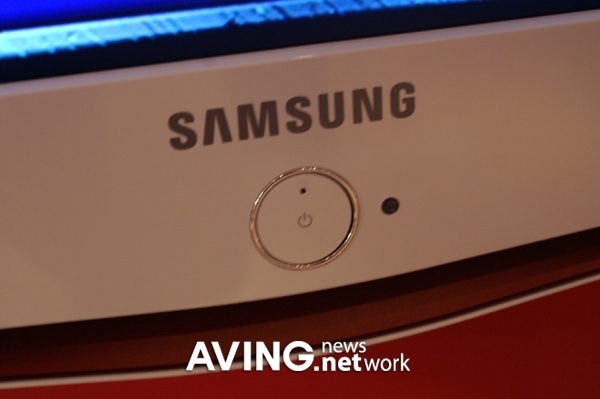 깜찍한 사이즈의 23인치 와이드 LCD TV