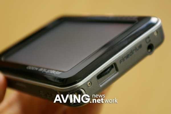 GPS와 DMB 내장하고도 두께가 18mm!!