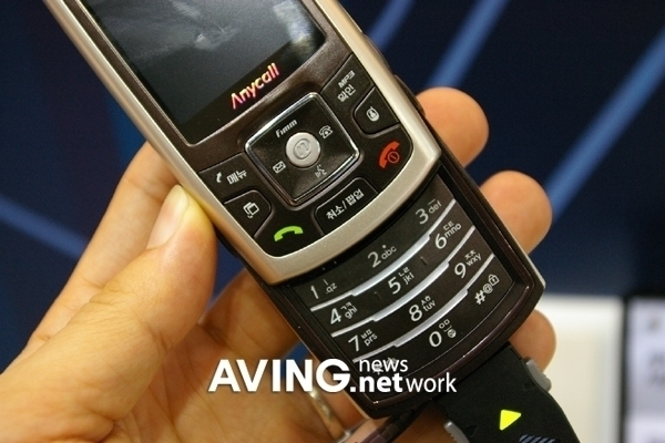 삼성전자, HSDPA폰 SPH-W2100 선보여