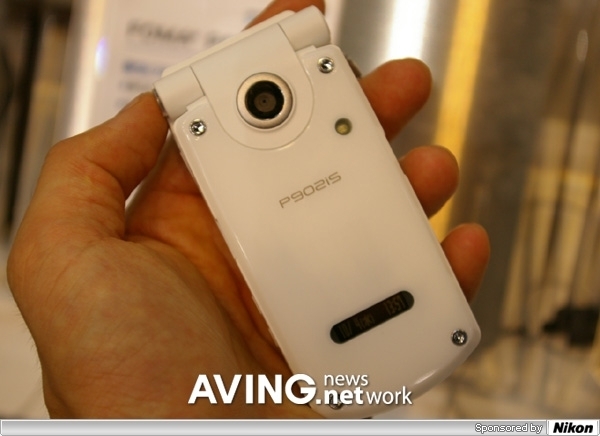 파나소닉, 커스텀 재킷에 따라 LED 색깔이 달라지는 'P902iS'