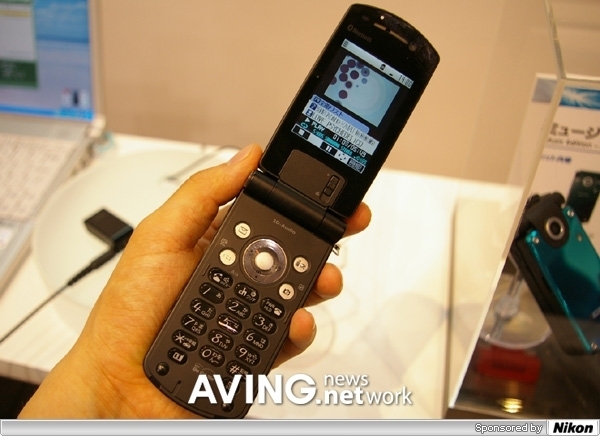 파나소닉, 커스텀 재킷에 따라 LED 색깔이 달라지는 'P902iS'