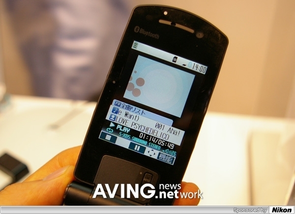 파나소닉, 커스텀 재킷에 따라 LED 색깔이 달라지는 'P902iS'