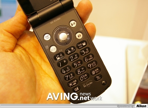 파나소닉, 커스텀 재킷에 따라 LED 색깔이 달라지는 'P902iS'