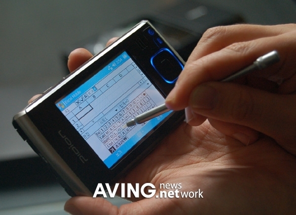 가죽 케이스를 입은 DMB PDA, PIDION 'BM-300'