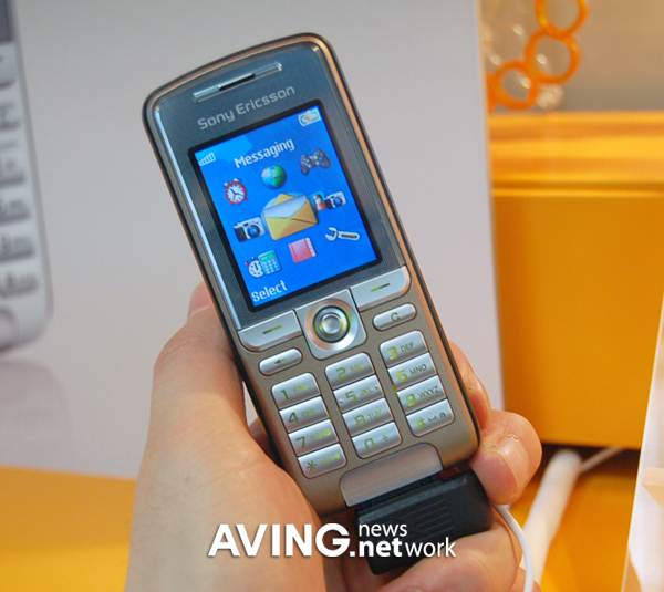 [3GSM-소니에릭슨] 사이버샷폰 소개(4) - 푸쉬이메일 지원하는 비즈니스용 'K320'