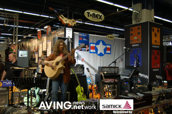 [Musikmesse 2007 Visual Focus] Musician in T.REX booth