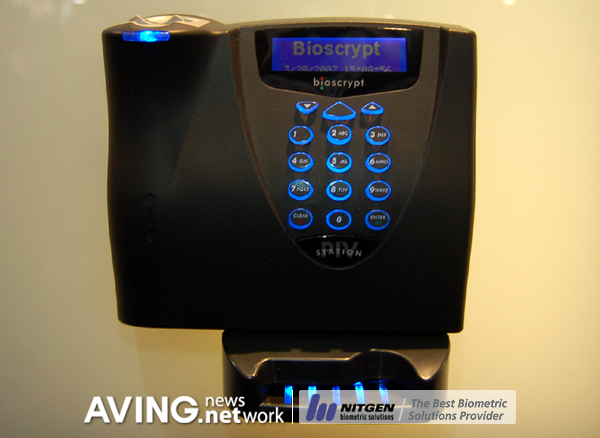 Bioscrypt, 비접촉 카드 및 지문인식 통제기 'PIV-Station'