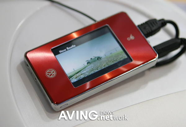 뉴 비틀의 빨강색이 LG전자의 'FM37'과 만났다