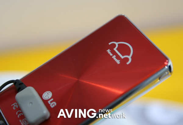 뉴 비틀의 빨강색이 LG전자의 'FM37'과 만났다