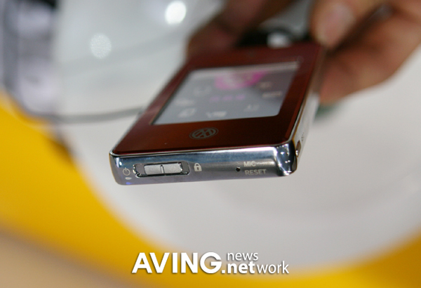 뉴 비틀의 빨강색이 LG전자의 'FM37'과 만났다