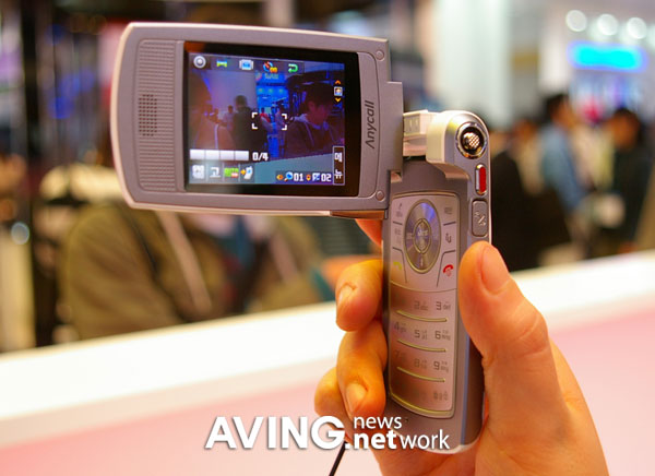 트위스트 스크린 타입의 위성 DMB 캠코더폰 'SCH-B750'