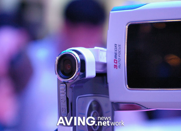 트위스트 스크린 타입의 위성 DMB 캠코더폰 'SCH-B750'