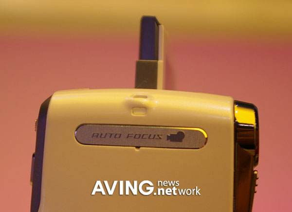 트위스트 스크린 타입의 위성 DMB 캠코더폰 'SCH-B750'