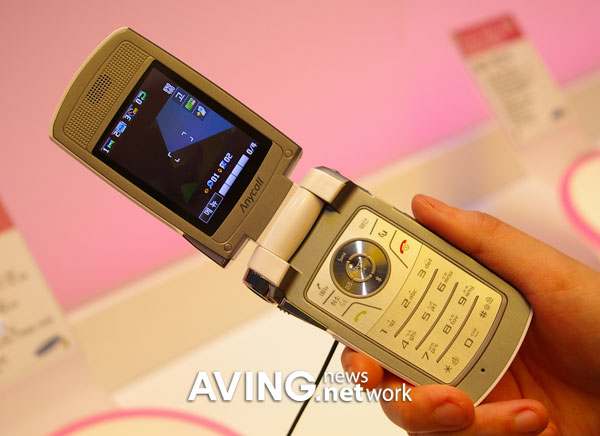 트위스트 스크린 타입의 위성 DMB 캠코더폰 'SCH-B750'