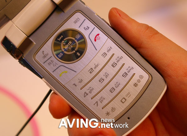 트위스트 스크린 타입의 위성 DMB 캠코더폰 'SCH-B750'