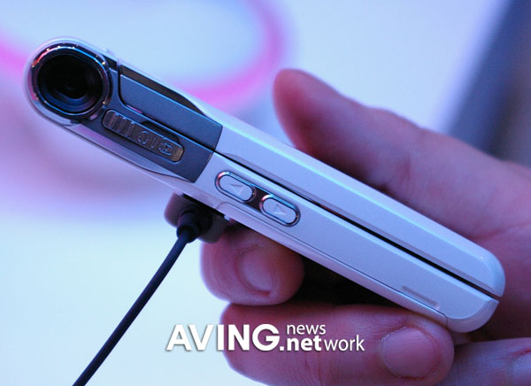 트위스트 스크린 타입의 위성 DMB 캠코더폰 'SCH-B750'