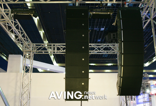 맨손으로 만드는 스피커 어레이, HK의 'ConTour Array'