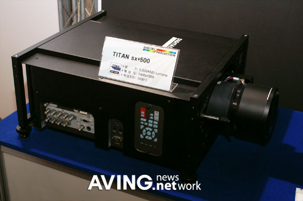5,500안시를 지원하는 대강당용 DLP프로젝터