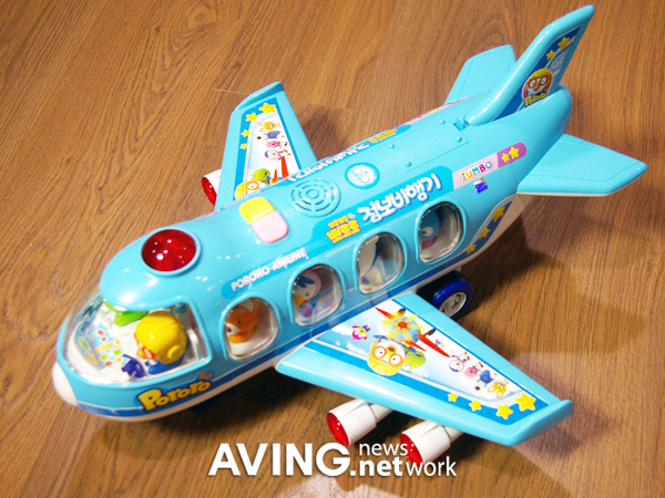 뽀로로 친구들을 태운 코니실업의 점보비행기