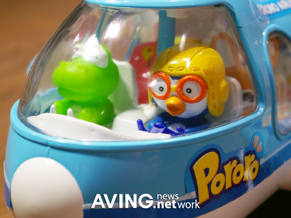 뽀로로 친구들을 태운 코니실업의 점보비행기