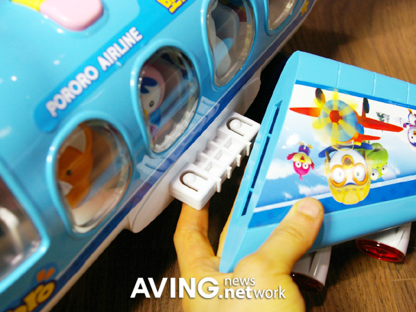 뽀로로 친구들을 태운 코니실업의 점보비행기