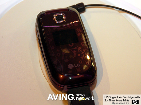 LG전자, 여성적인 커버 무늬가 돋보이는 'KP200'