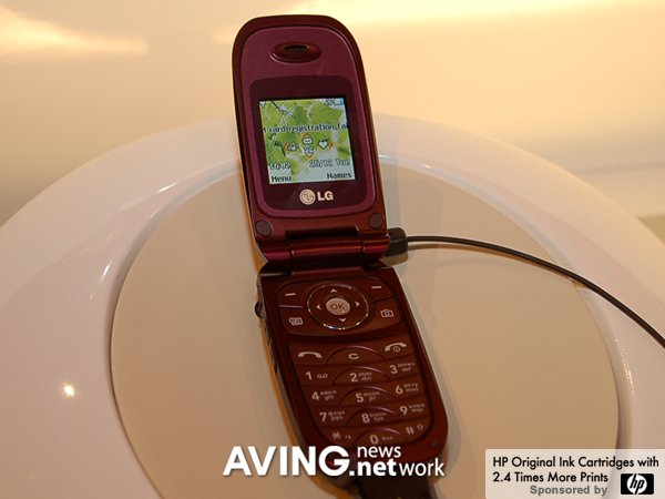 LG전자, 여성적인 커버 무늬가 돋보이는 'KP200'