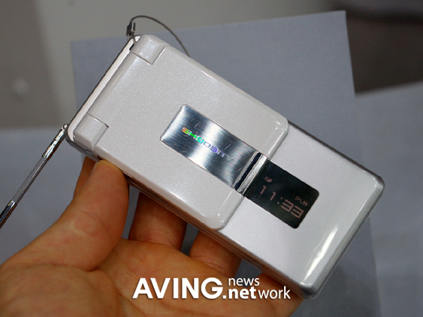 와이드 화면을 탑재한 샤프 모바일TV폰 'SH903iTV'