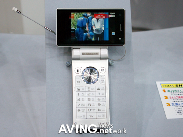 와이드 화면을 탑재한 샤프 모바일TV폰 'SH903iTV'