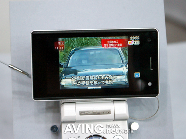 와이드 화면을 탑재한 샤프 모바일TV폰 'SH903iTV'