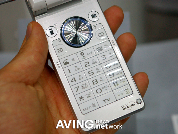 와이드 화면을 탑재한 샤프 모바일TV폰 'SH903iTV'