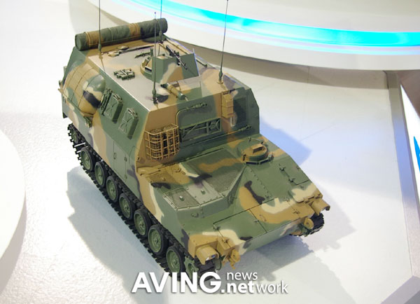 삼성테크윈, 포병들의 사격을 지휘하는 장갑차 'K77' 전시!