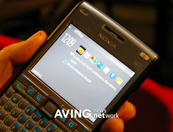 [다시보는 3GSM-노키아編] 스마트폰 소개(3) - 편리한 이메일 기능 'E61i'