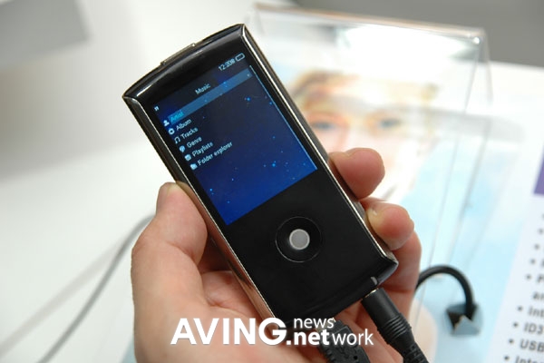 COBY, 트랙볼 인터페이스 장착한 슬림 MP3플레이어 선보여