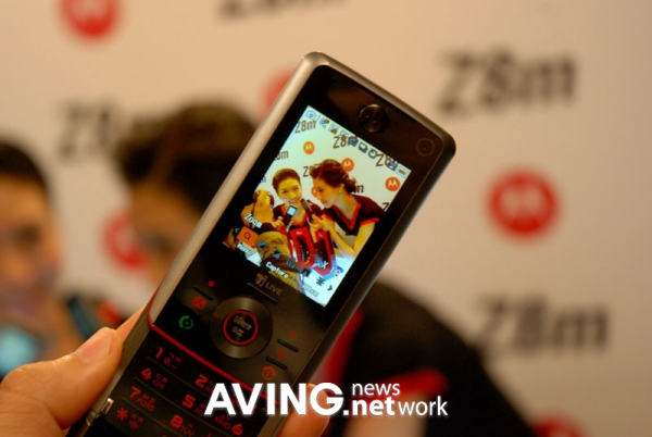 모토로라, 국내 첫 3G폰 'Z8m' 공개