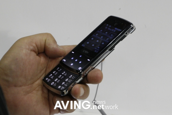 LG전자, 터치 라이팅폰 'LG-SH470' 전시