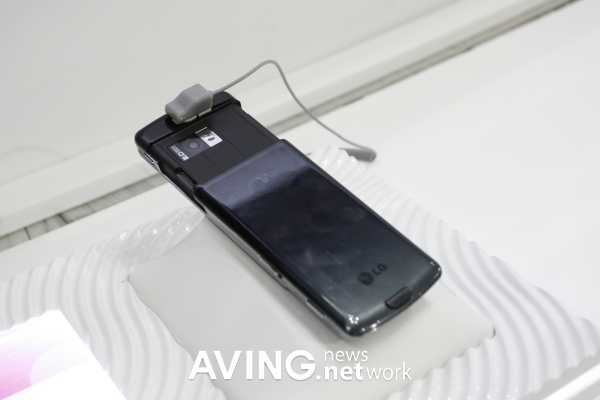 LG전자, 터치 라이팅폰 'LG-SH470' 전시