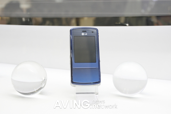 LG전자, 터치 라이팅폰 'LG-SH470' 전시