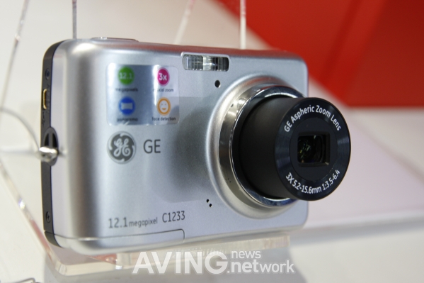 [Photokina 2010] GE, 콤팩트 엔트리급 카메라 'C1233' 전시