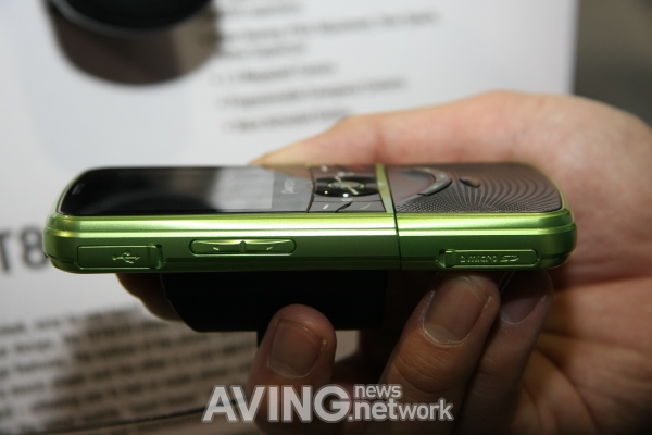 [CES2011] 팬택, 키패드와 플레이어로 돌려쓰는(?) 휴대폰 'TXT8030' 공개