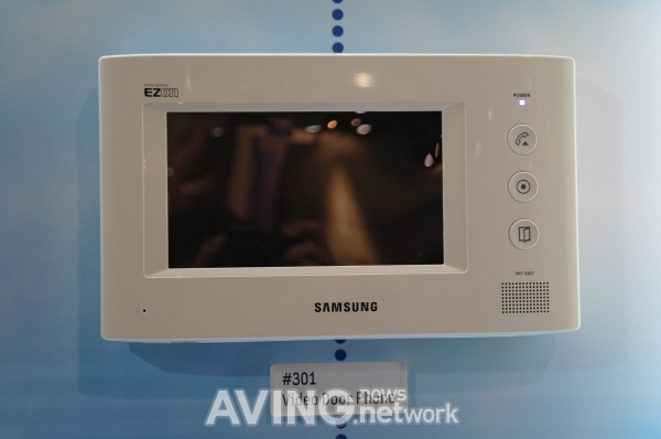 서울통신기술, 7인치의 컬러 LCD를 채용한 비디오 도어폰 '삼성 이지온 SHT-3207XM' 선보여