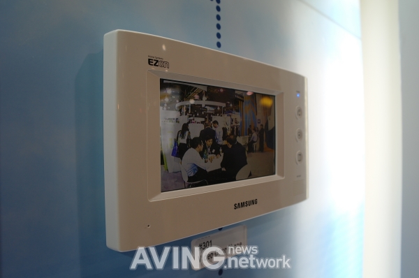 서울통신기술, 7인치의 컬러 LCD를 채용한 비디오 도어폰 '삼성 이지온 SHT-3207XM' 선보여