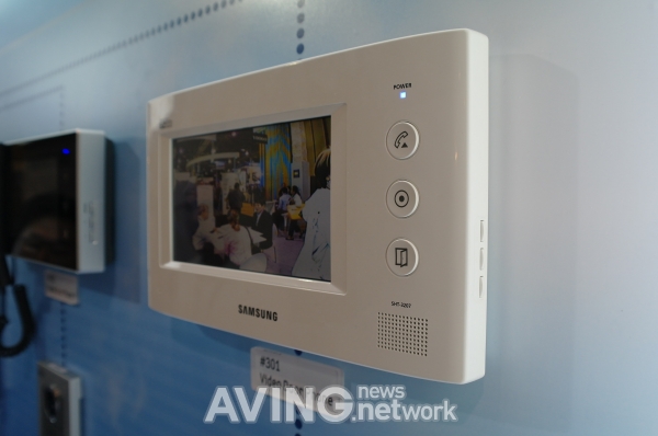 서울통신기술, 7인치의 컬러 LCD를 채용한 비디오 도어폰 '삼성 이지온 SHT-3207XM' 선보여