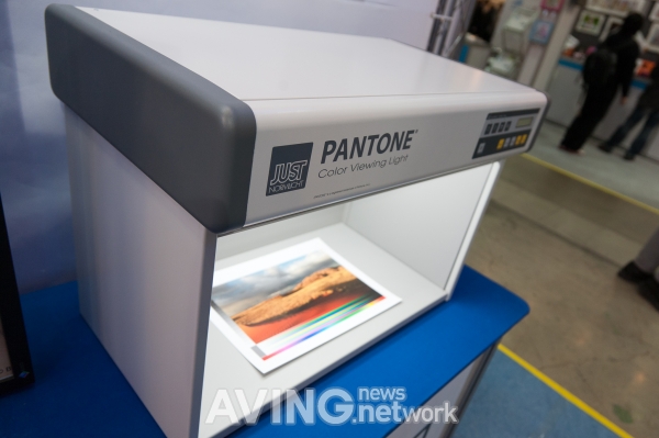 [P&I 2011 현장] JUST, 색상 교정용 조명장치 'PANTONE Color Viewing Light' 소개