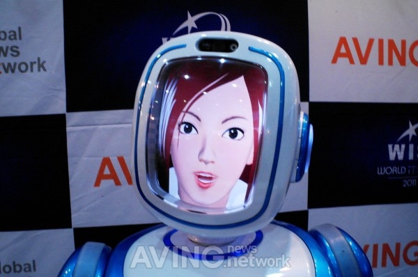 [WIS 2011] 에이빙 부스를 찾은 로봇 '퓨로'