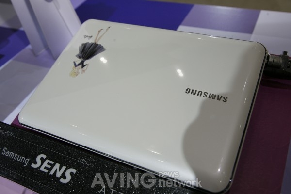 [WIS 2011] 삼성전자, '바비'가 그려진 스페셜에디션 화이트 노트북 선보여