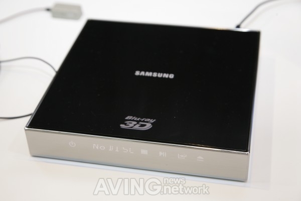 [WIS 2011] 삼성전자, 위로 열리는 정사각형 3D 블루레이 플레이어 'BD-D7000' 선보여