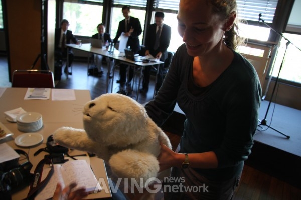 [IFA 2011] AIST, 노인들 위한 홈케어 로봇 '파로(PARO)' 선봬