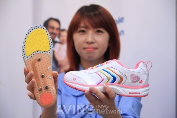 [BISS 2011 현장] 한신코리아, 미세전류로 혈류 촉진시키는 신발 인솔 '이온 인솔'